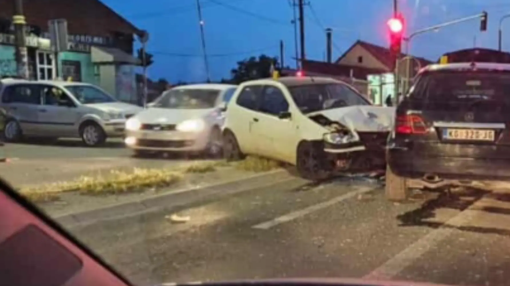 Lančani sudar u Kragujevcu: Jedan auto ostao 'nasukan' na trotoaru
